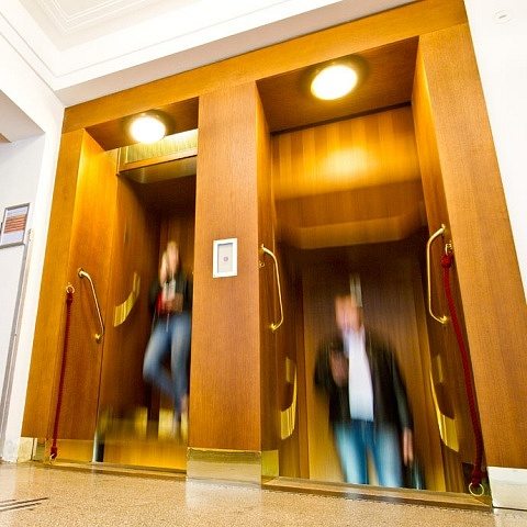 O elevador paternoster, uma relíquia escondida em Praga - Insider Praga